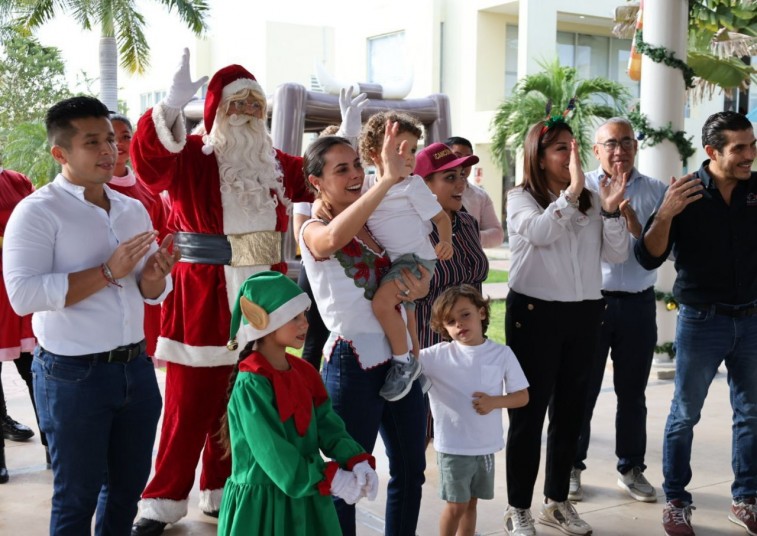 FESTEJA ANA PATY PERALTA NAVIDAD CON NIÑOS Y ADOLESCENTES DE CASA DE ...
