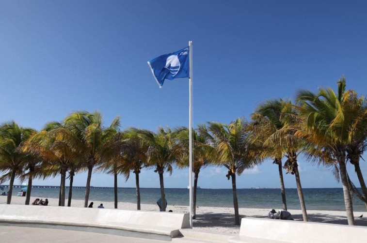 Julián Zacarías Curi iza bandera del distintivo “Blue Flag“ por tercer ...